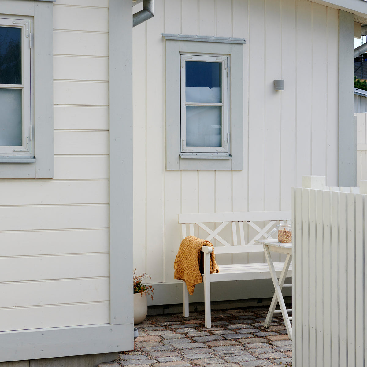 Utendørs malingsprøve i fargen Classy Grey – Nordsjö - Akzo Nobel ...